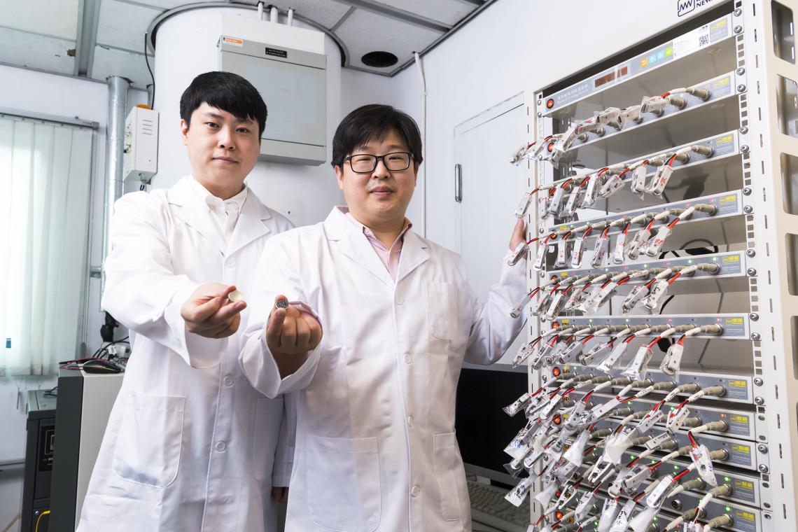 Dr Liu and Zhu He.jpg | Asia Research News